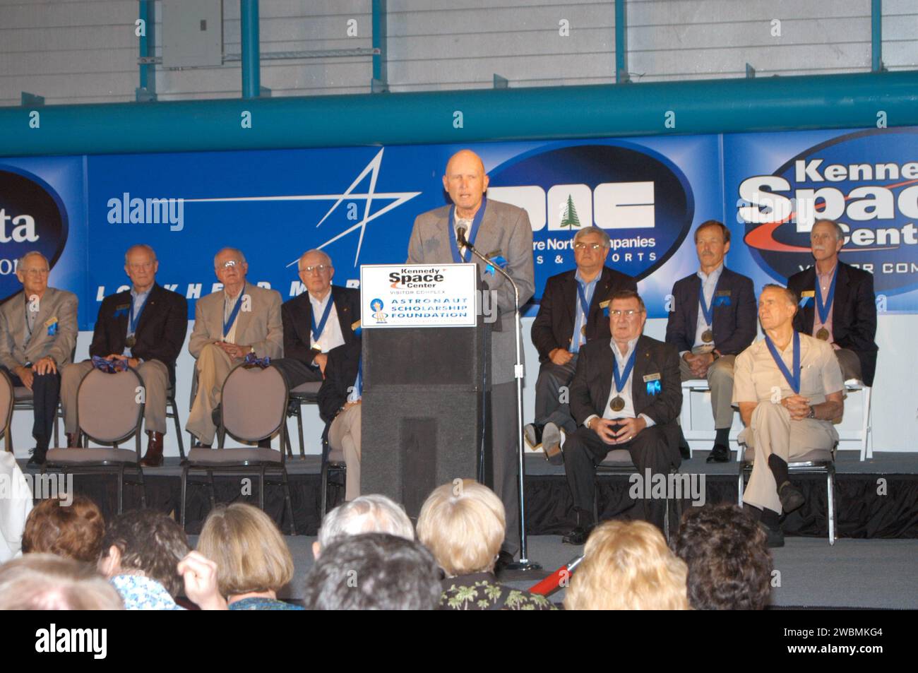 RAUMFAHRTZENTRUM KENNEDY, FLA. - Bei der Einführungszeremonie der ...