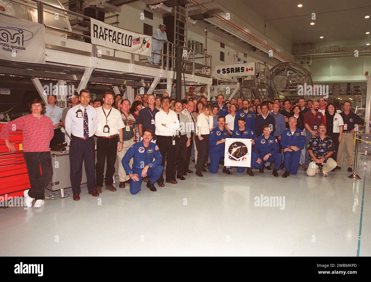 Die STS-100-Crew versammelt sich mit den Mitarbeitern der Space Station Processing Facility, die ...