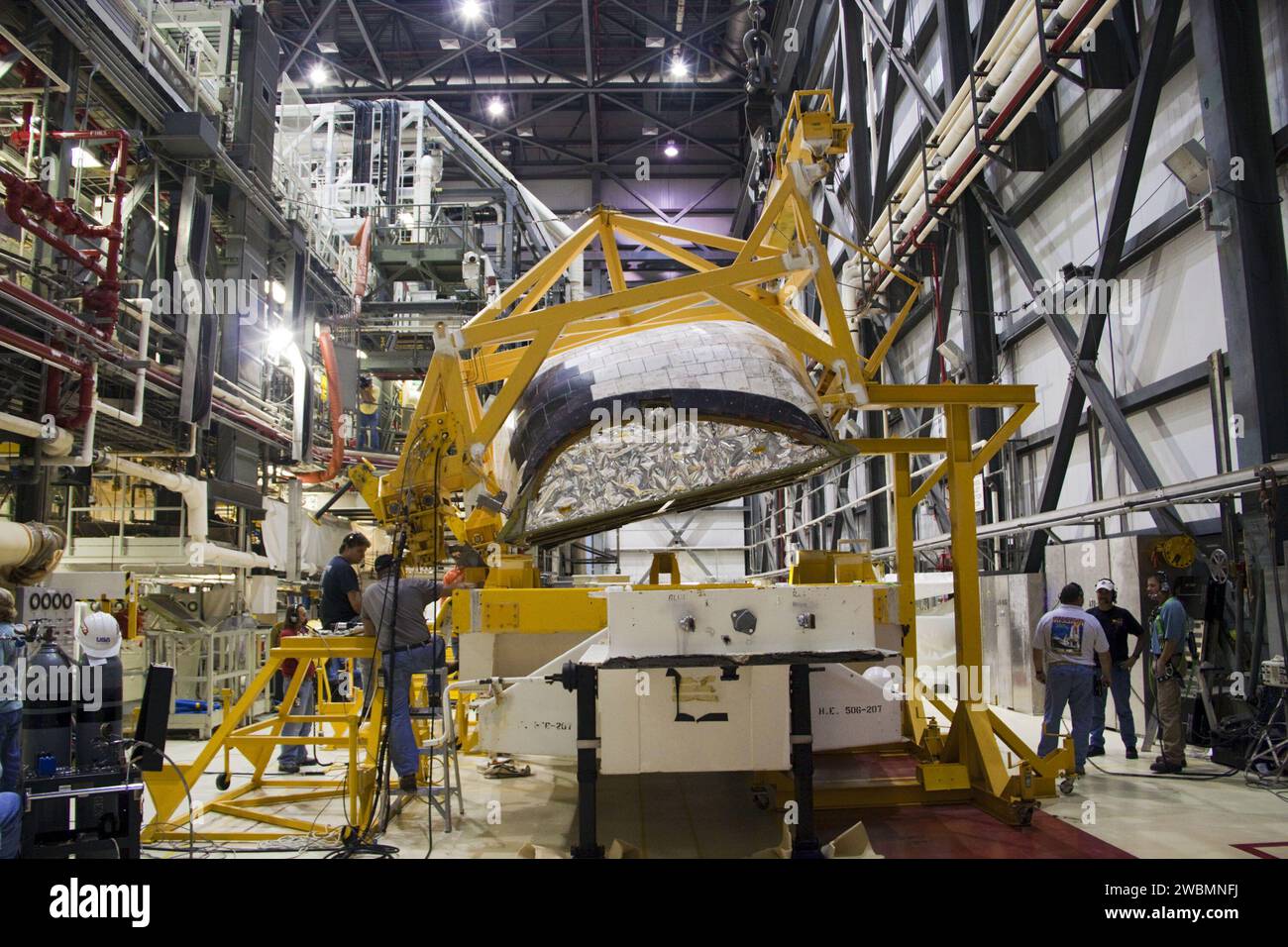 CAPE CANAVERAL, Fla. – – In der Orbiter Processing Facility-1 im ...