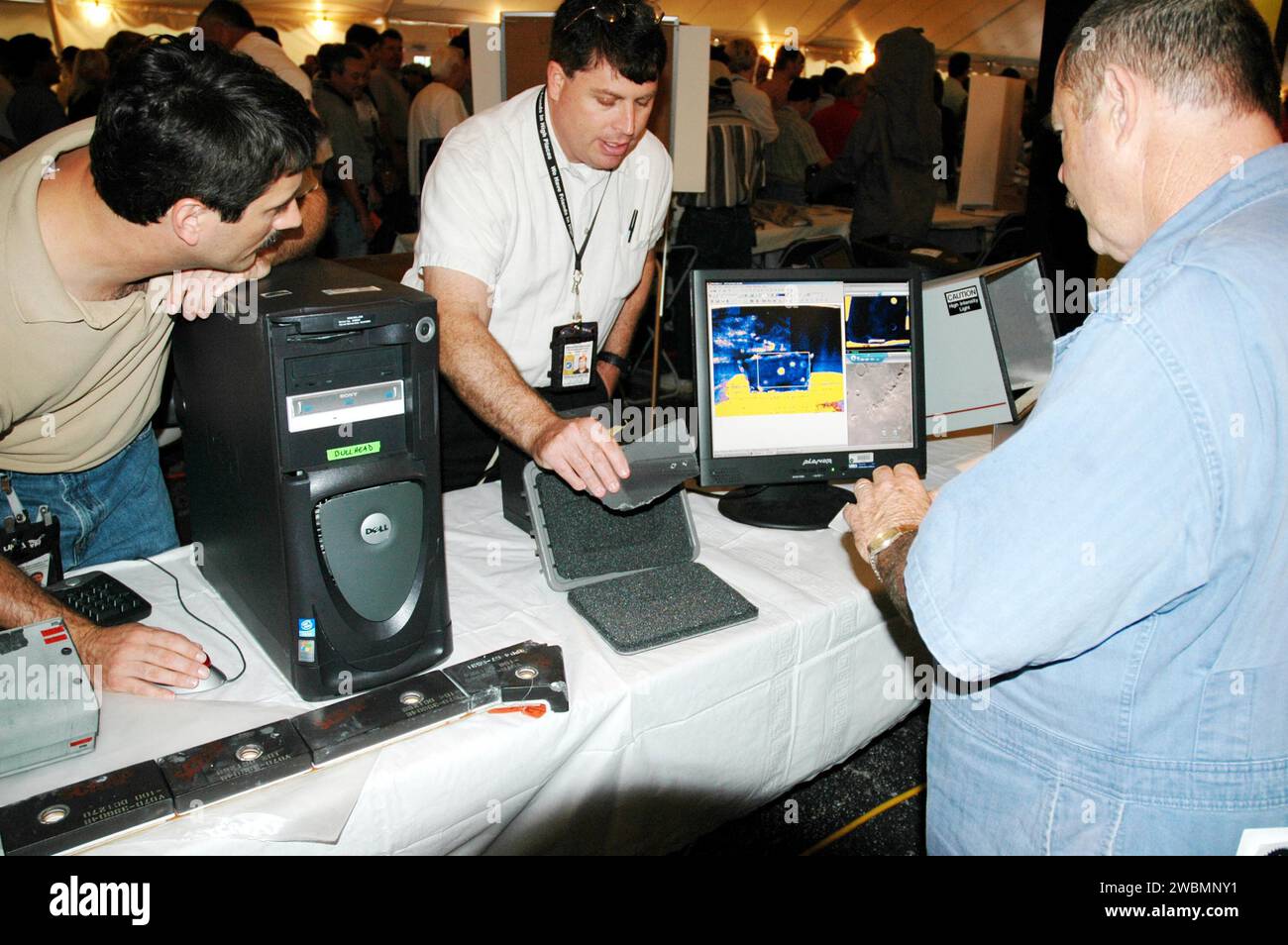 RAUMFAHRTZENTRUM KENNEDY, FLA. - In einem Zelt sehen die Mitarbeiter ...