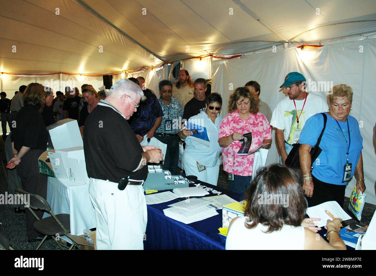 RAUMFAHRTZENTRUM KENNEDY, FLA. - Die Mitarbeiter von KSC laufen während ...