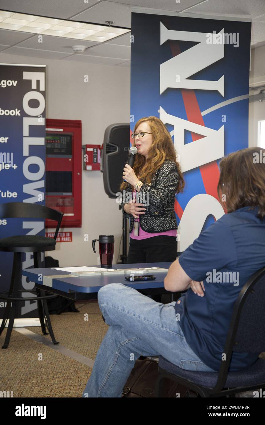 CAPE CANAVERAL, Fla. - Im Pressesaal des Kennedy Space Centers der NASA ...