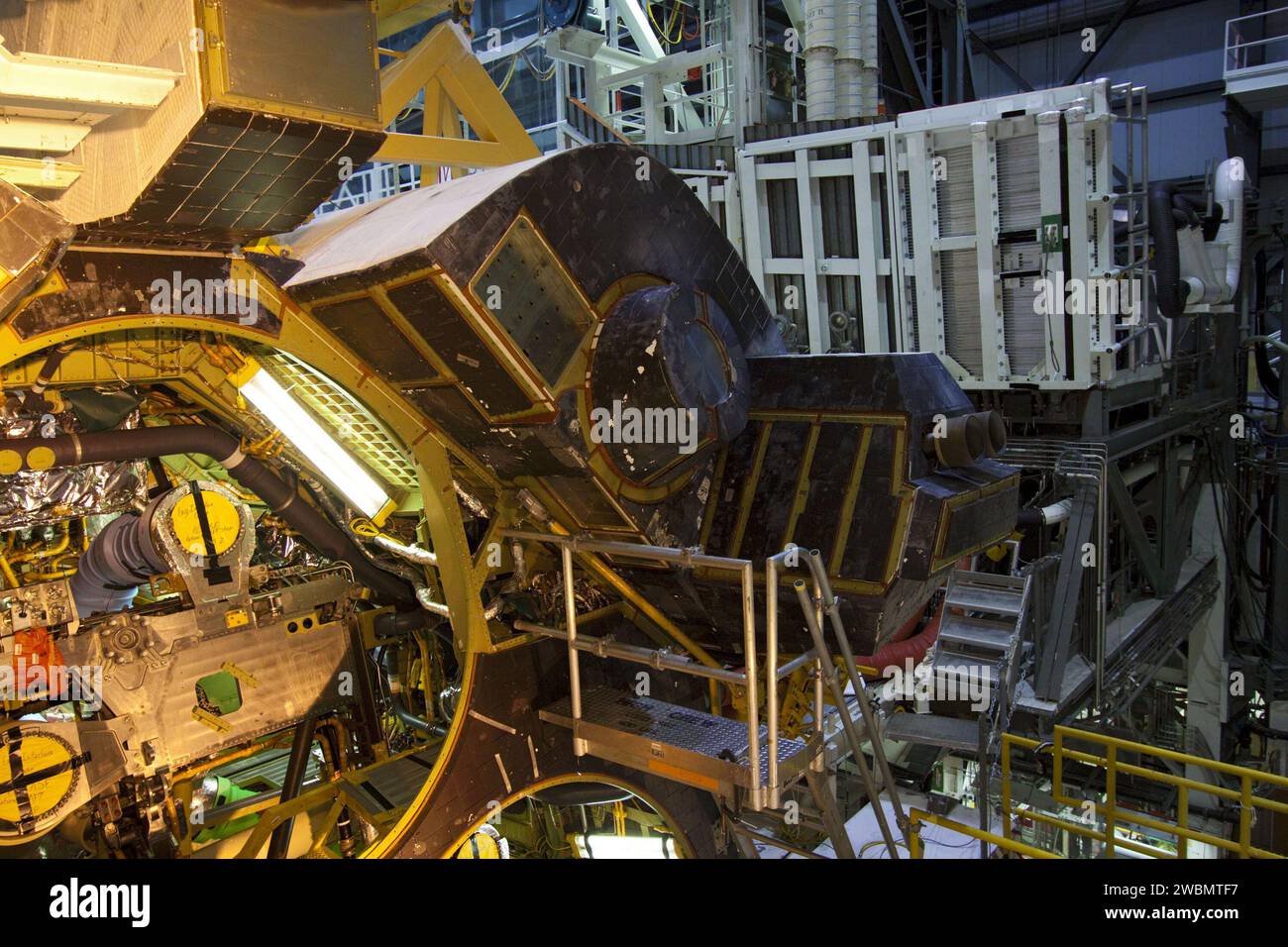 CAPE CANAVERAL, Fla. – In der Orbiter Processing Facility-1 im Kennedy ...