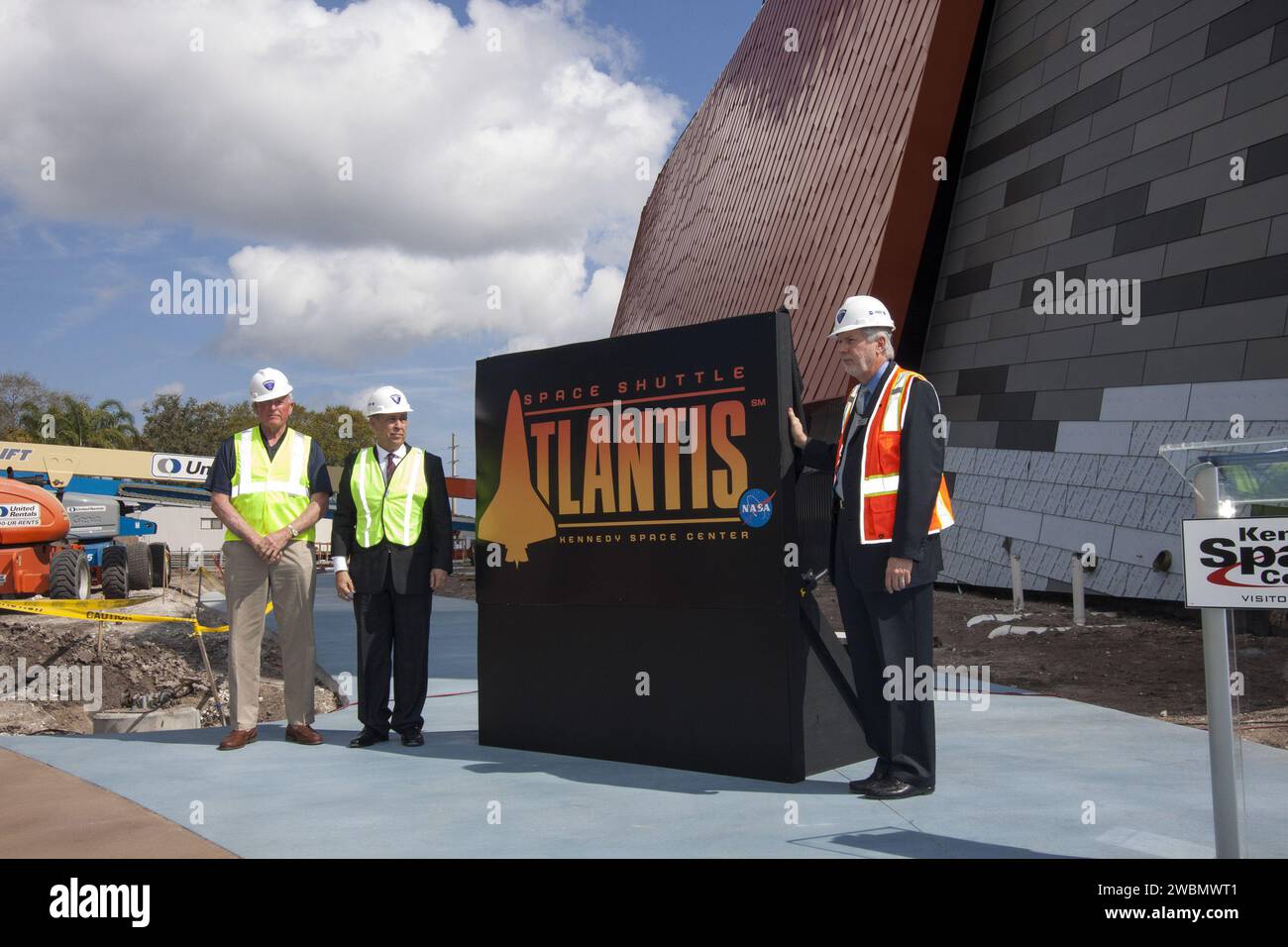CAPE CANAVERAL, Fla. Von links posieren der ehemalige NASA-Astronaut ...