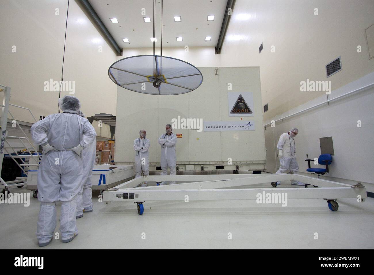 CAPE CANAVERAL, Fla. -- Techniker in der Astrotech-Nutzlastaufbereitungsanlage in Titusville ...