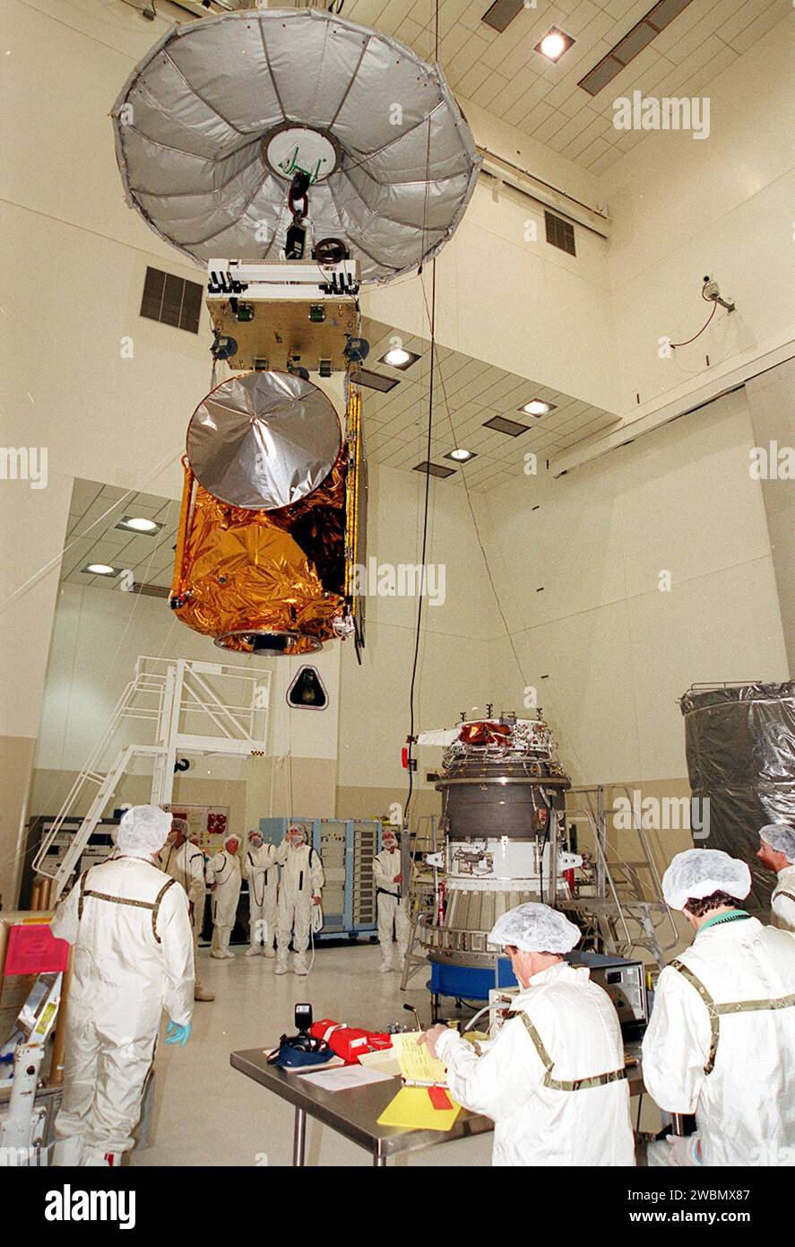 In der Space Assembly and Encapulation Facility 2 nähert sich der ...