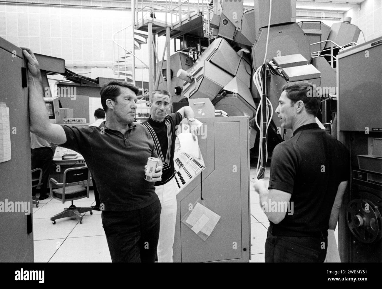 RAUMFAHRTZENTRUM KENNEDY, FLA. Apollo 7 Astronauten, von links nach ...