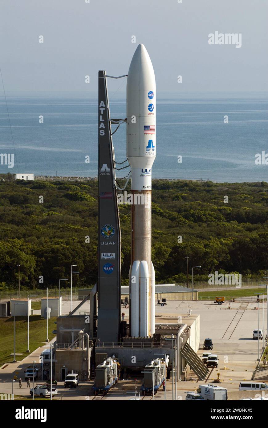 CAPE CANAVERAL, Fla. -- NASA-Raumschiff Juno, das in seiner Nutzlastverkleidung auf einem ...