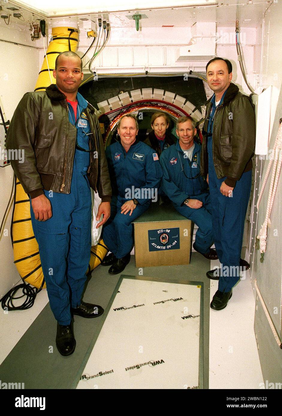 RAUMFAHRTZENTRUM KENNEDY, FLA. -- am Eingang zum Orbiter Atlantis ...