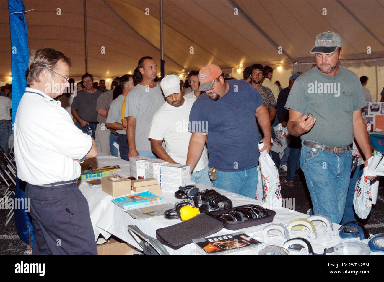 RAUMFAHRTZENTRUM KENNEDY, FLA. - In einem Zelt sehen sich die ...