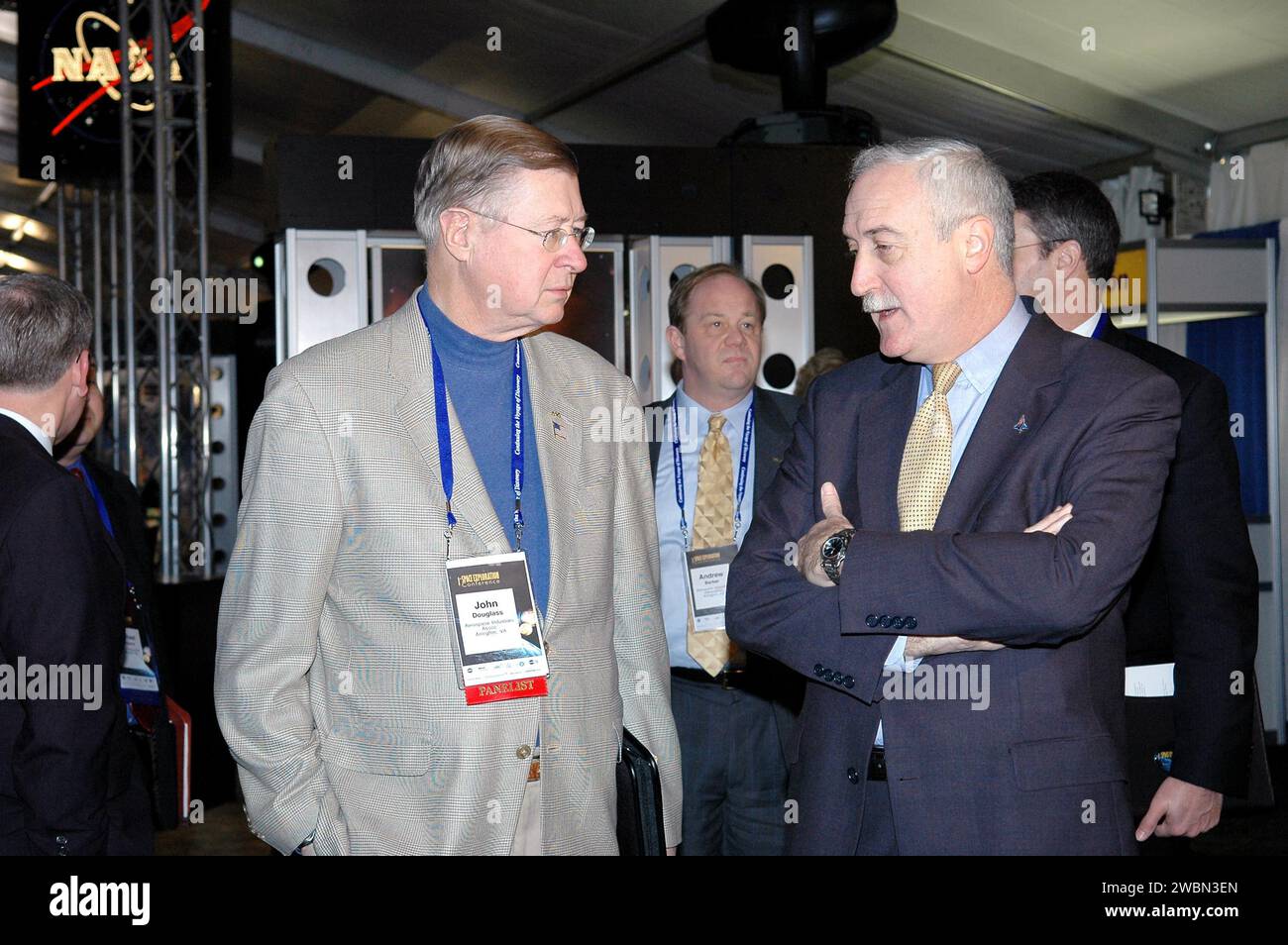 RAUMFAHRTZENTRUM KENNEDY, FLA. - NASA-Administrator Sean O’Keefe (Mitte ...
