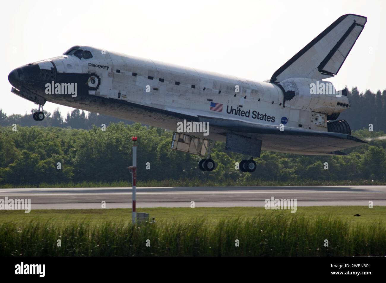 CAPE CANAVERAL, Fla. - Space Shuttle Discovery landet auf der Landebahn ...