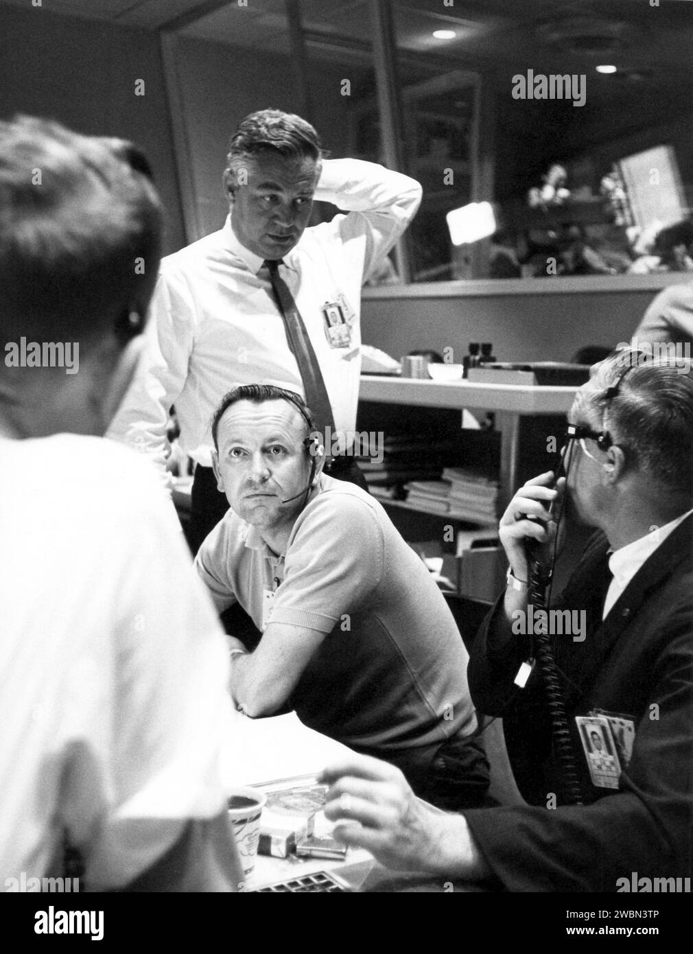 CAPE CANAVERAL, Fla. - Im Mercury Mission Control stand Walter C ...