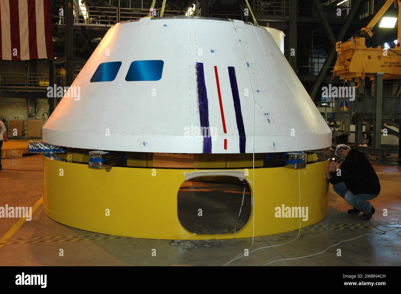 CAPE CANAVERAL, Fla. – – In Hochregal 4 des Vehicle Assembly Building ...