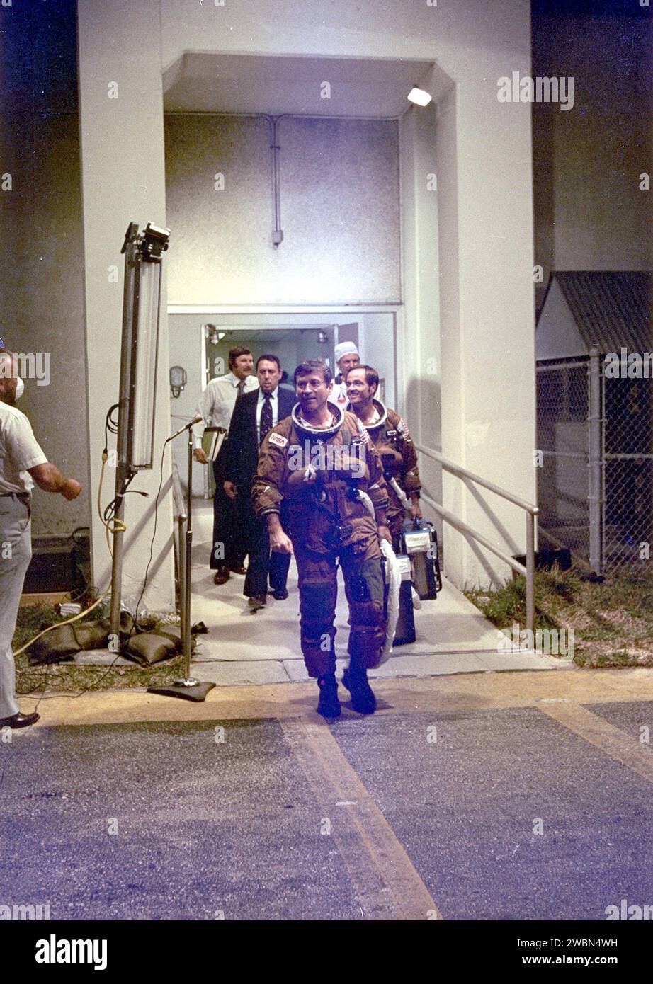 RAUMFAHRTZENTRUM KENNEDY, FLA. - Die Astronauten der STS-1 Prime Crew ...