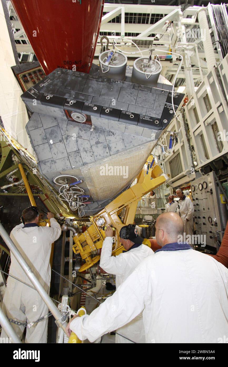 CAPE CANAVERAL, Fla. - In der Orbiter Processing Facility-2 im Kennedy Space Center der NASA in ...