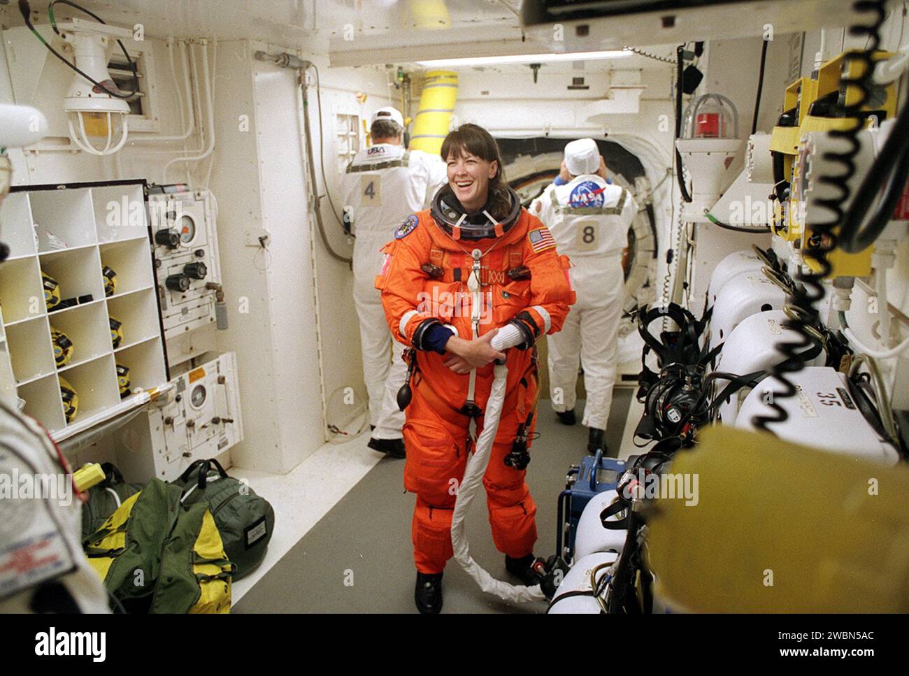 KENNEDY SPACE CENTER, FLORIDA. -- im Weißen Raum lacht STS-104-Missionsspezialistin Janet Lynn ...