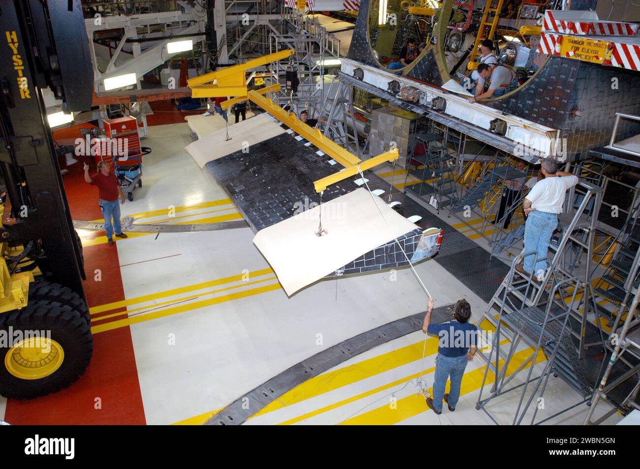 RAUMFAHRTZENTRUM KENNEDY, FLA. - In der Orbiter Processing Facility ...