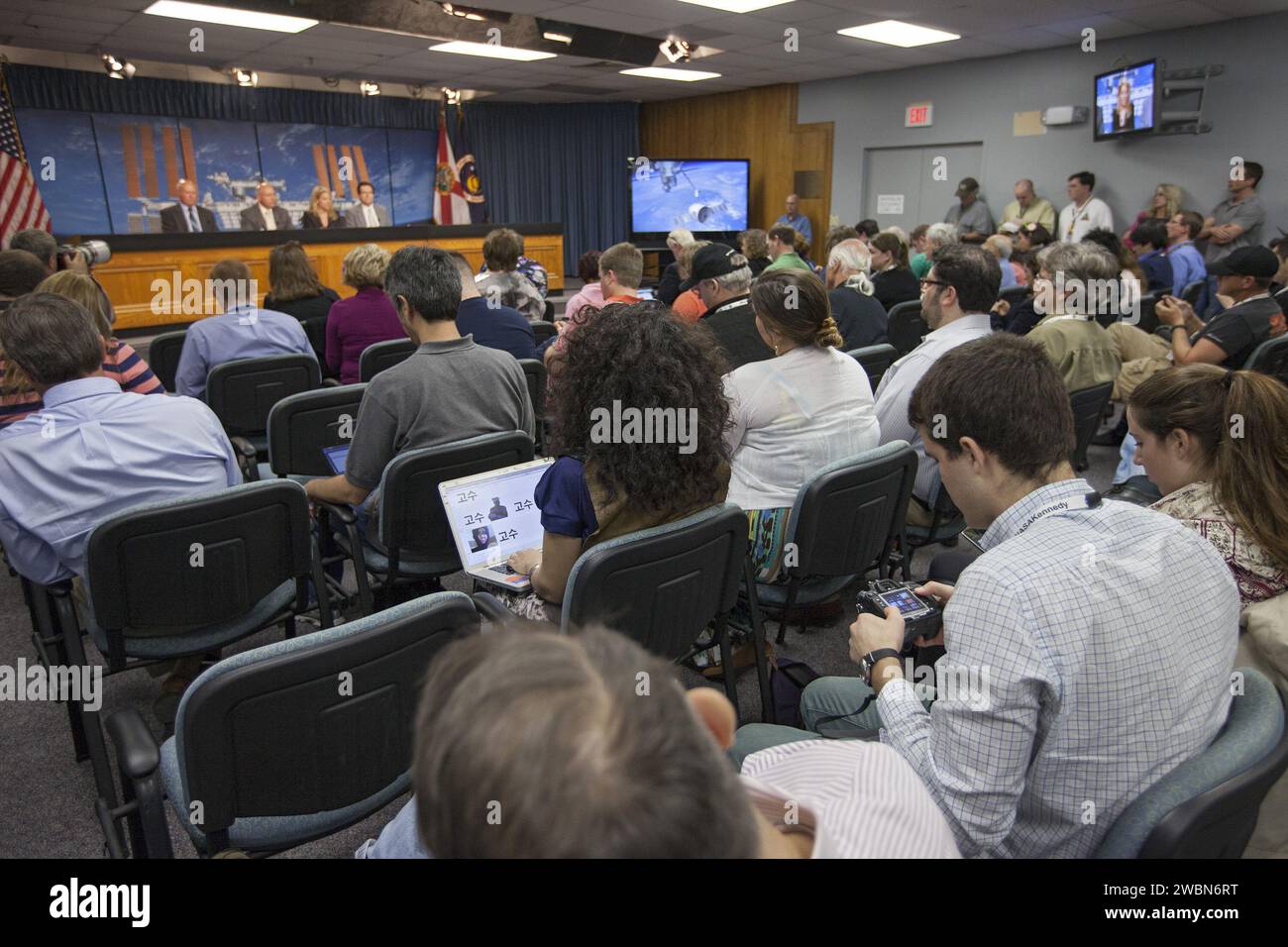CAPE CANAVERAL, Fla. - Medien, die an einer Pressekonferenz vor dem ...