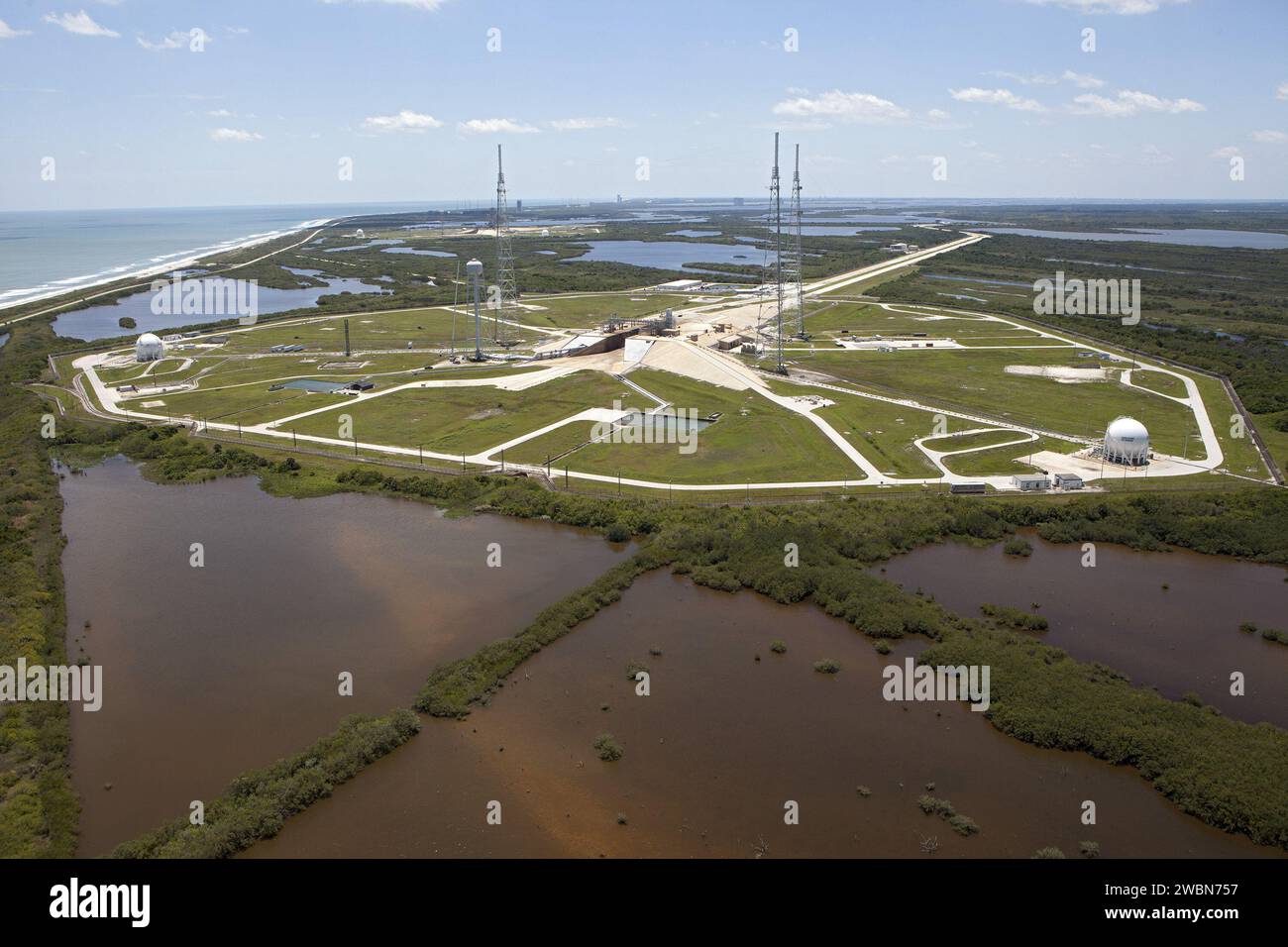 CAPE CANAVERAL, Fla. – Eine Luftaufnahme von Westen nach Osten zeigt ...