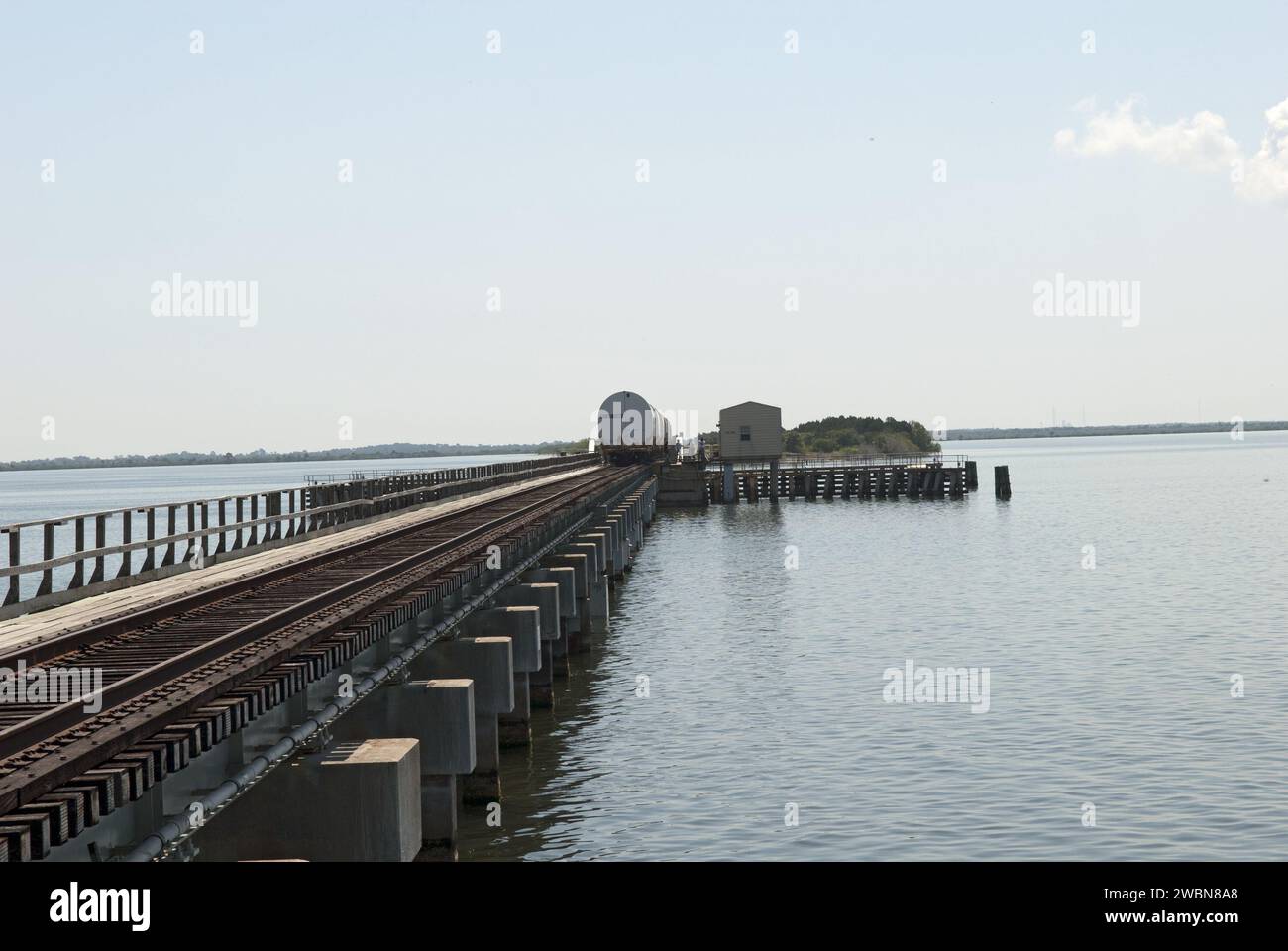 Die NASA Railroad transportiert den letzten Space-Shuttle ...