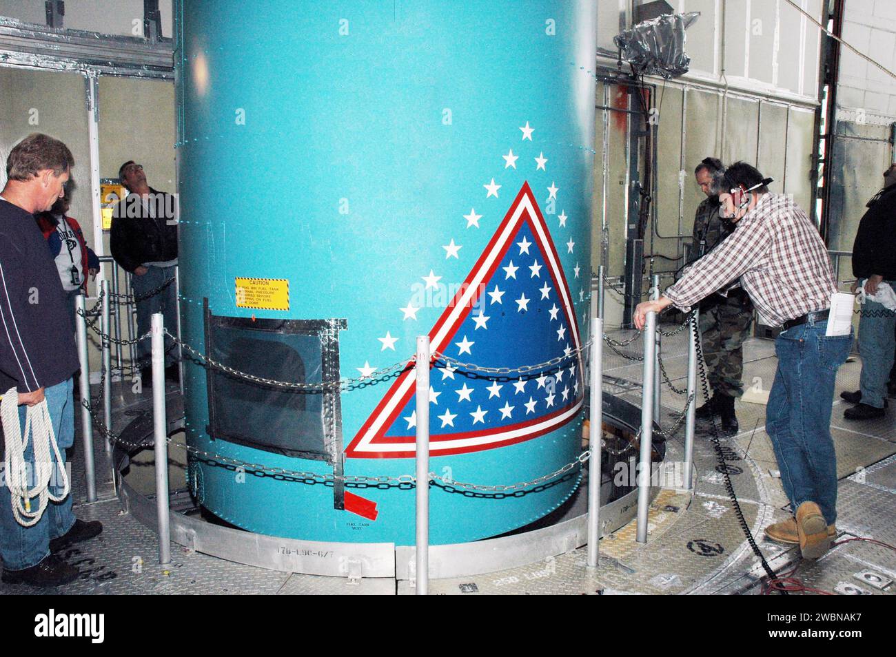 RAUMFAHRTZENTRUM KENNEDY, FLA. - Im mobilen Dienstturm auf Pad 17-B ...