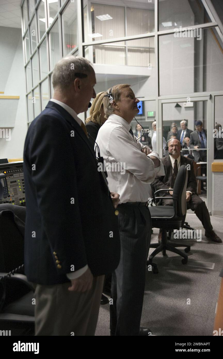 CAPE CANAVERAL, Fla. - NASA Launch Director Pete Nickolenko (links) und ...