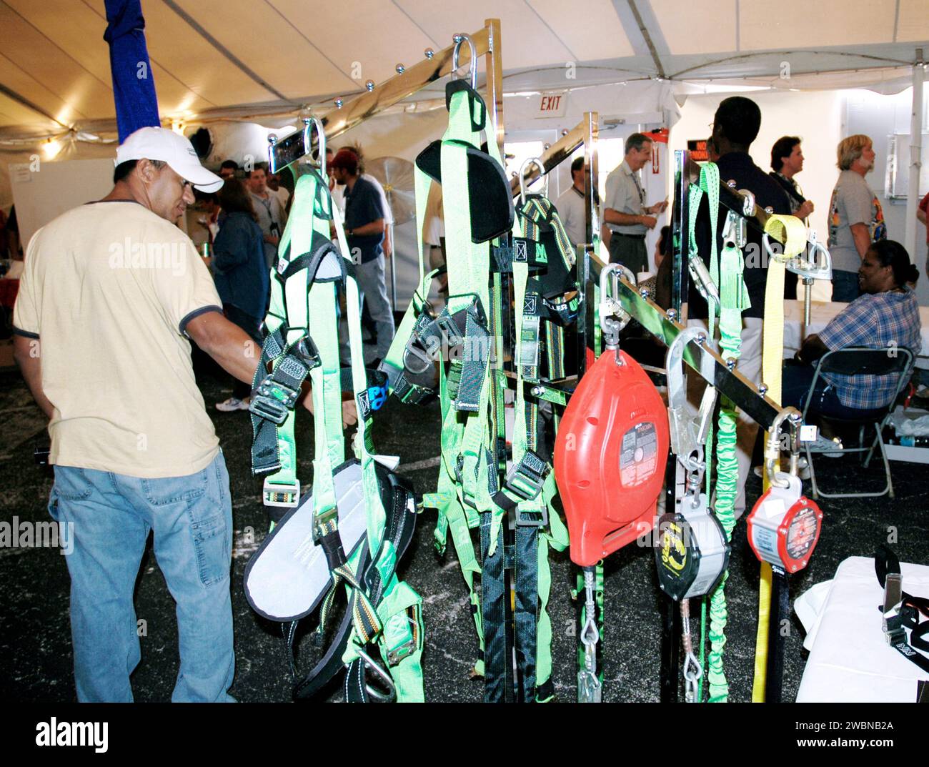 RAUMFAHRTZENTRUM KENNEDY, FLA. - Die Mitarbeiter von KSC nehmen sich ...