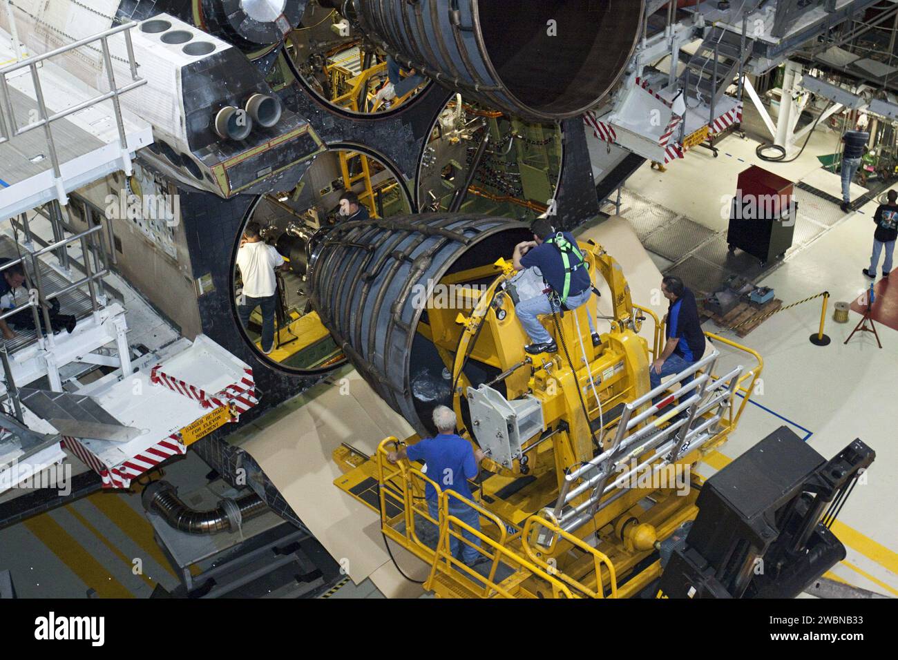 CAPE CANAVERAL, Fla. – In der Orbiter Processing Facility-1 im Kennedy ...