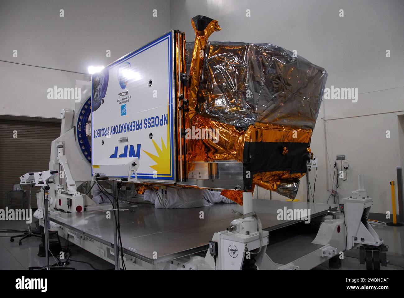 In einem Reinraum in der Astrotech Payload Processing Facility auf dem ...