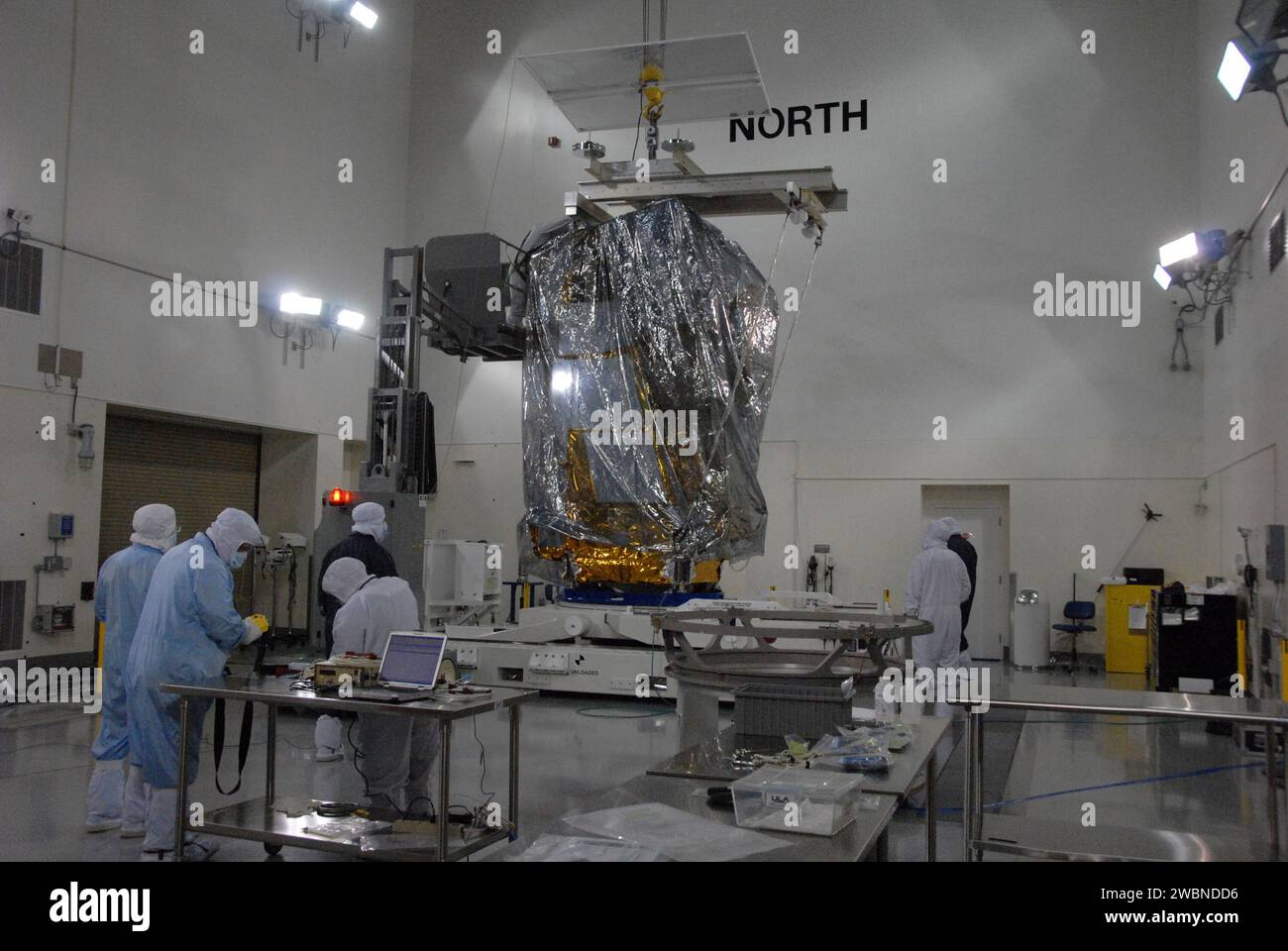 In einem Reinraum in der Astrotech Payload Processing Facility auf dem ...