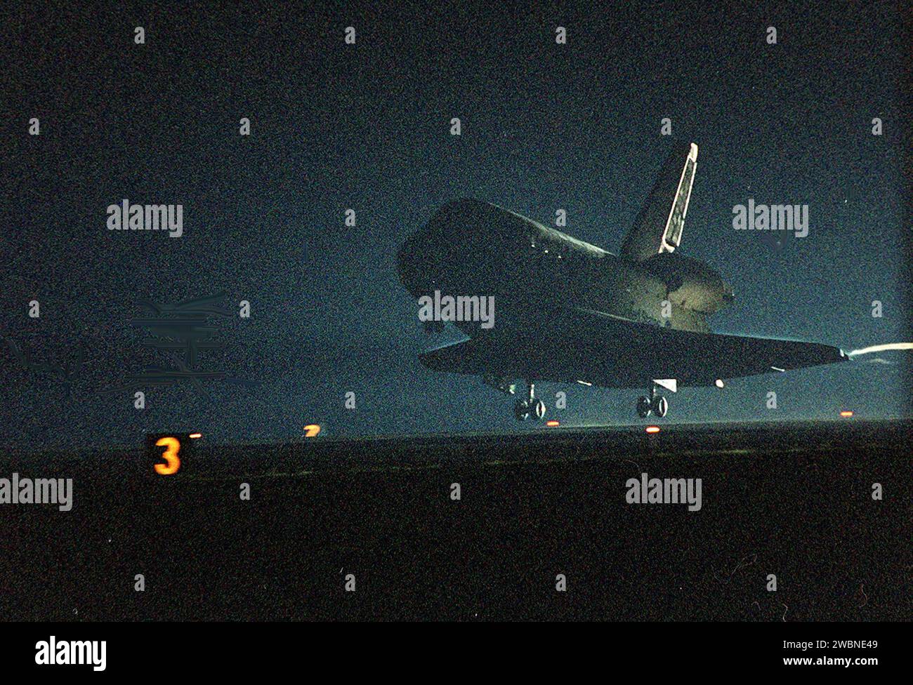 KENNEDY SPACE CENTER, FLORIDA. -- Space Shuttle Discovery nähert sich ...