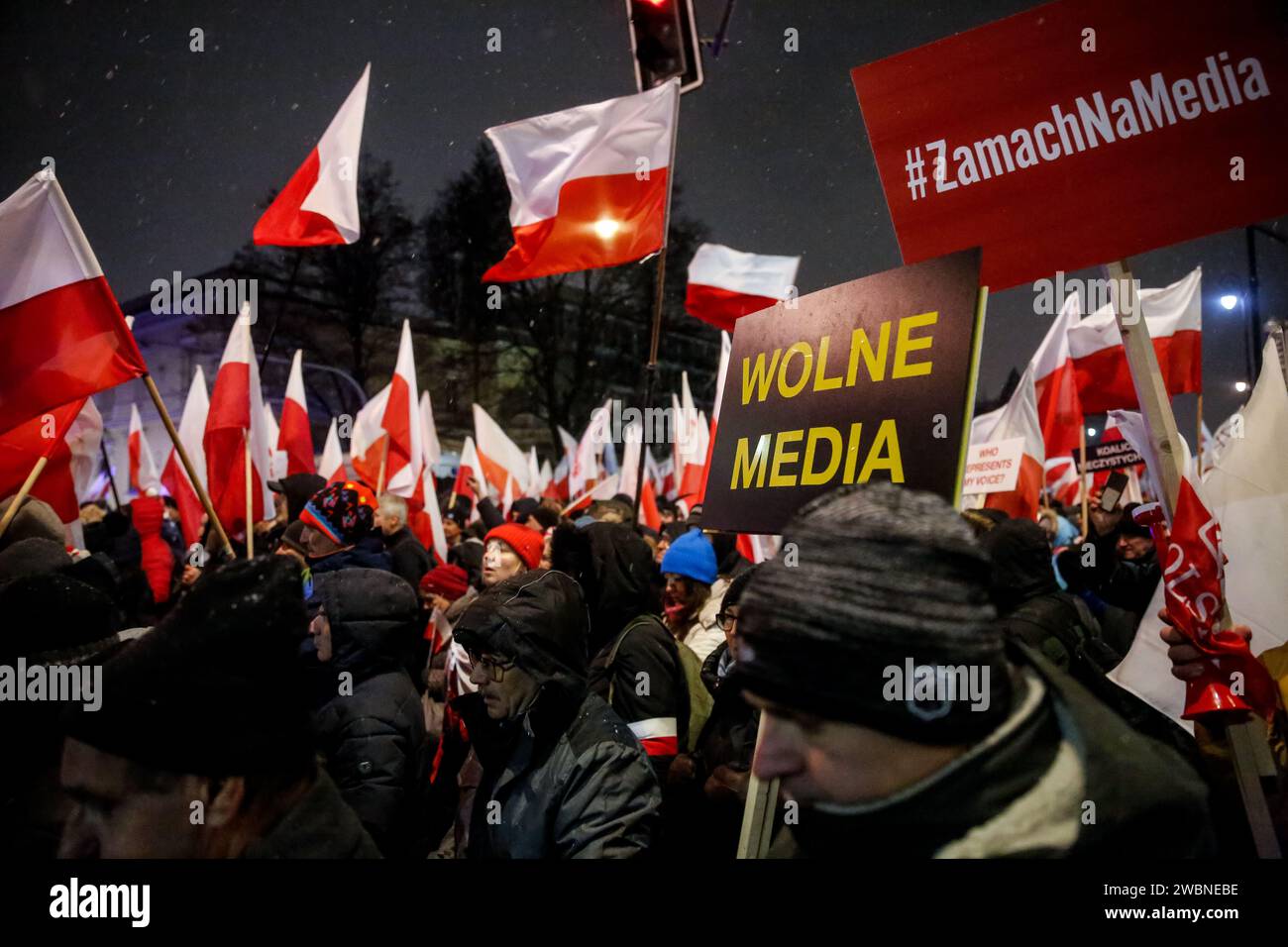 Warschau, Polen, 11. Januar 2024. Menschenmassen, die polnische Nationalflaggen halten und von ...