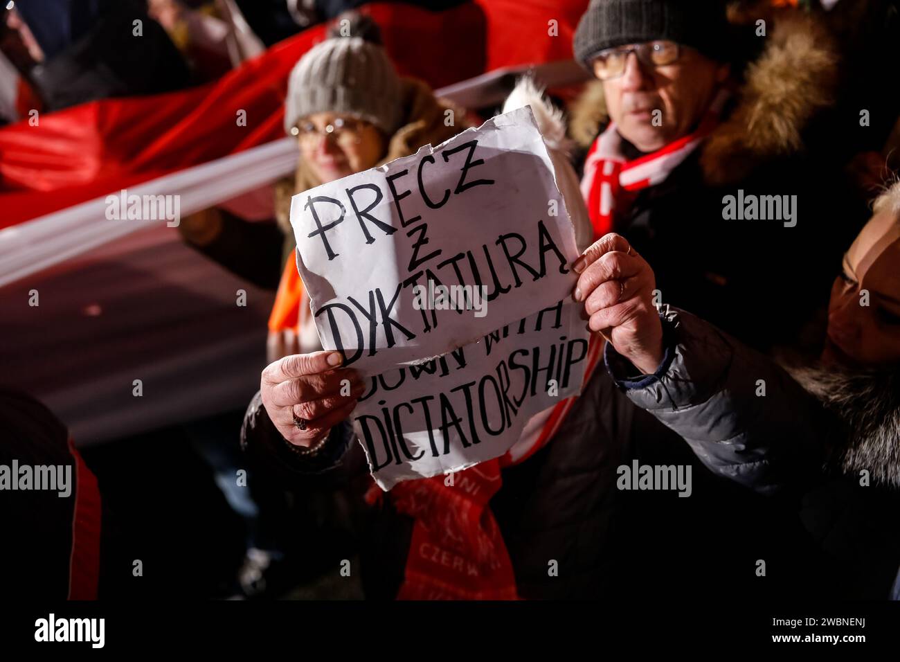 Warschau, Polen, 11. Januar 2024. Die Demonstranten halten ein Banner mit der Aufschrift "weg ...