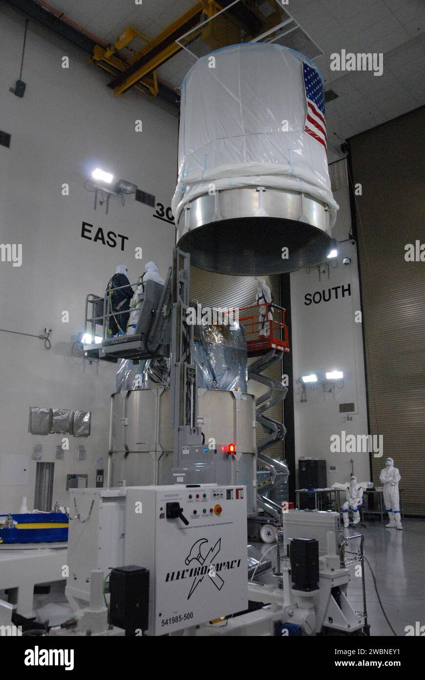 In einem sauberen Raum in der Astrotech Payload Processing Facility auf ...