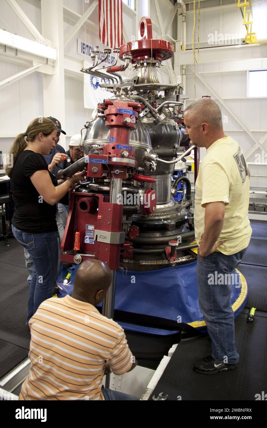 CAPE CANAVERAL, Fla. – In der Hauptmotorverarbeitungsanlage des Space Shuttle im Kennedy Space ...