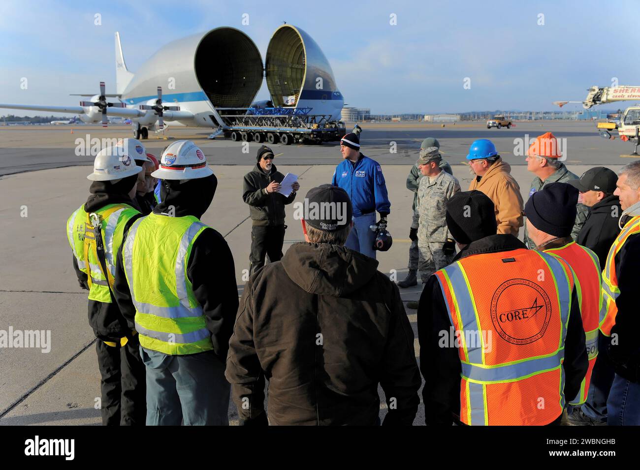 Das Super Guppy-Transportflugzeug der NASA transportiert den Orion ...