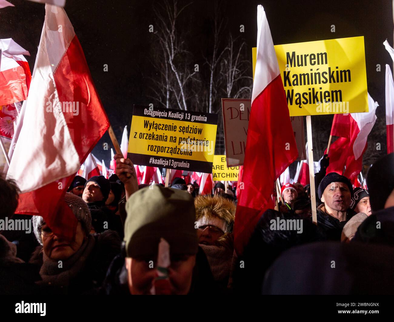 Warschau, Polen, 11. Januar 2024. Menschenmassen, die polnische Nationalflaggen halten und von ...