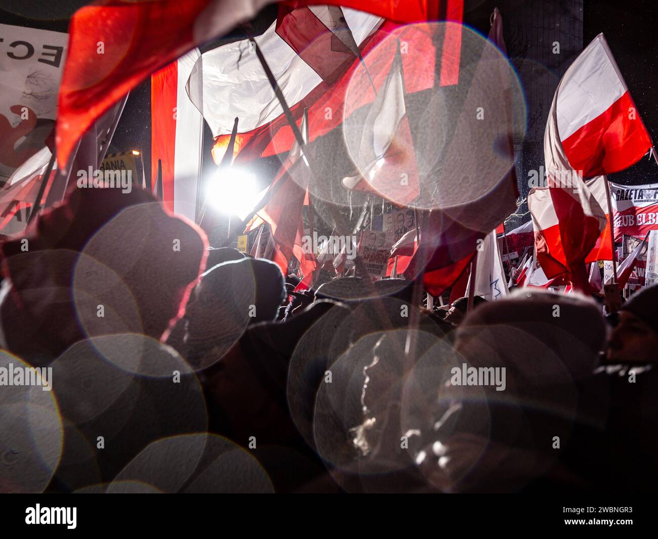 Warschau, Polen, 11. Januar 2024. Menschenmassen, die polnische Nationalflaggen halten und von ...