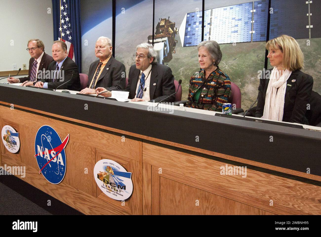 LUFTWAFFENSTÜTZPUNKT VANDENBERG, KALIFORNIEN -- Medien, die an einer ...