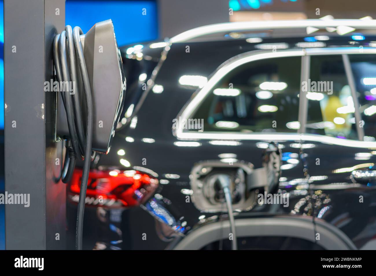 Schnelle EV-Ladegeräte in einem Park stehen Ladestationen bereit, um ...