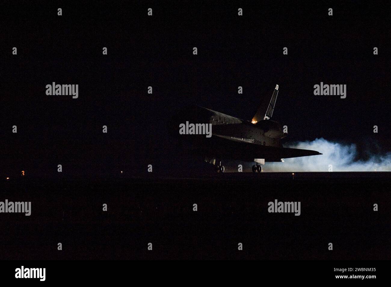 CAPE CANAVERAL, Fla. - Der Touchdown ist an den Rauchströmen des Space ...