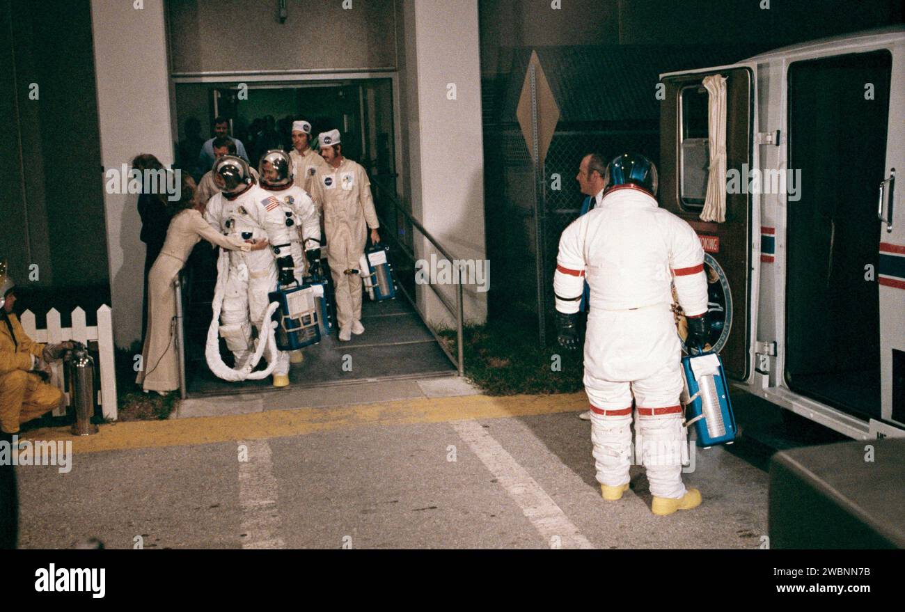 Apollo 17 Commander Gene Cernan beobachtete, wie sein Raumanzug für den ...