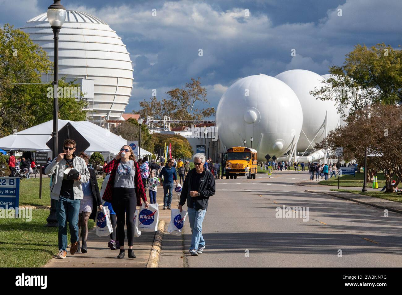 Mehr als 37.000 Personen meldeten sich für die NASA Langley Open House ...