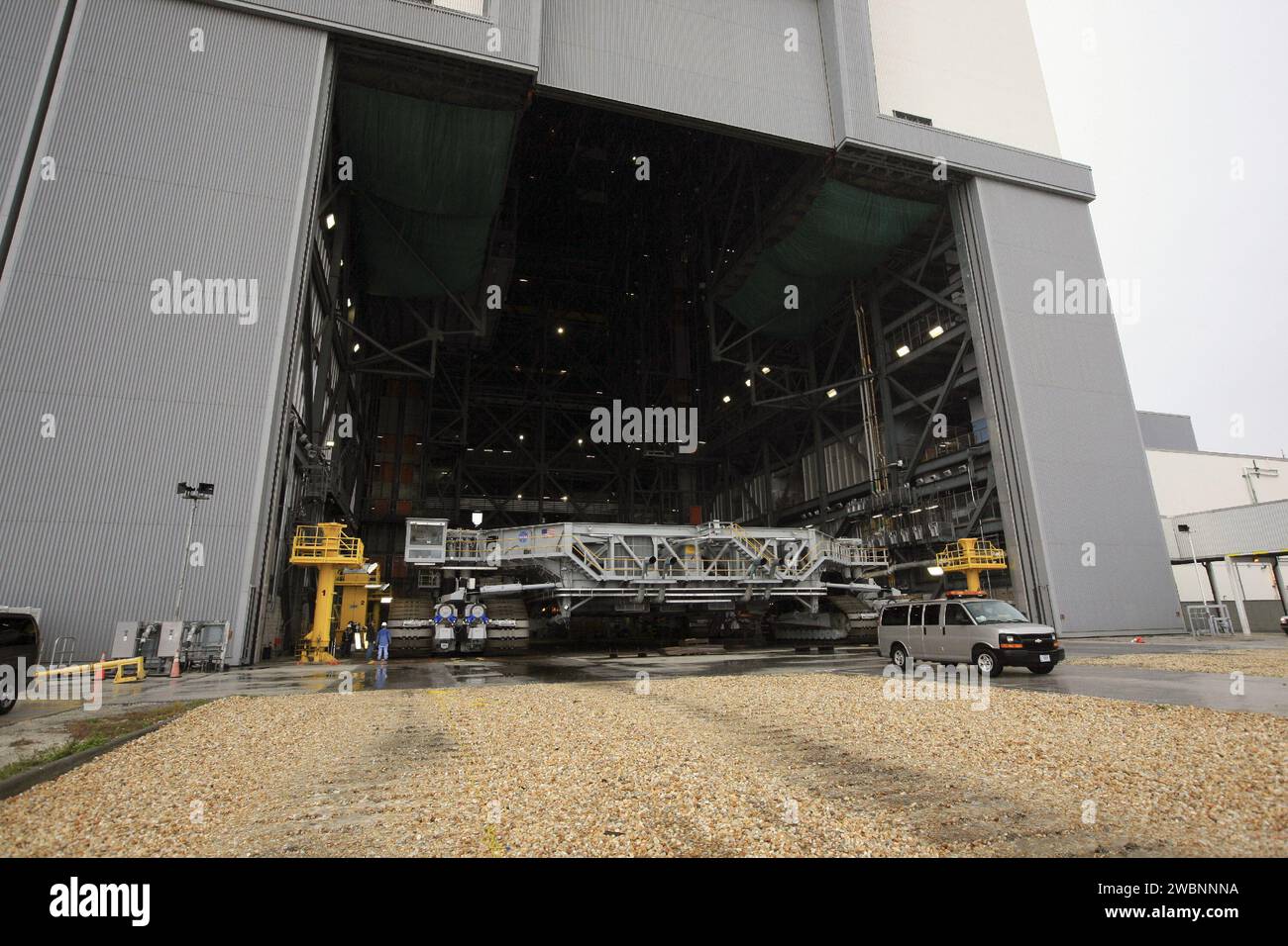 CAPE CANAVERAL, Fla. – Der Crawler-Transporter 2 oder CT-2 erreicht ...