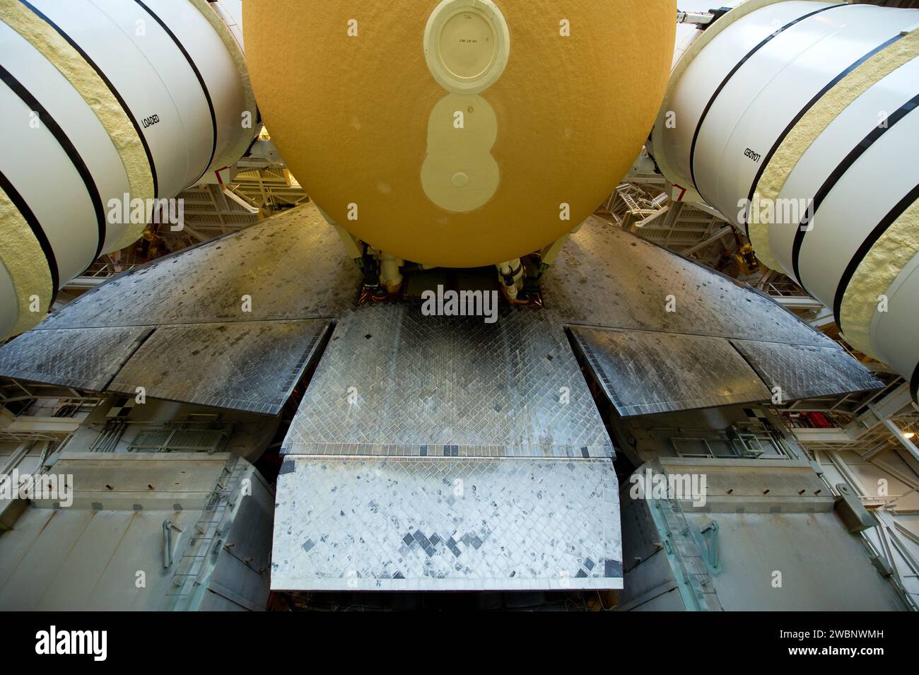 Das Space Shuttle Atlantis (STS-135) wird auf einer Mobile Launcher ...