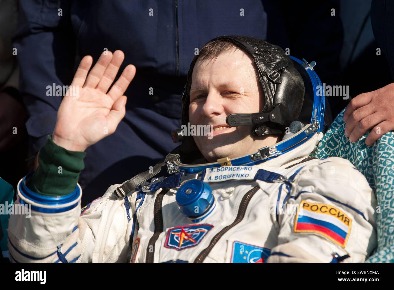 Der Kommandant der Expedition 28 Andrey Borisenko winkt den ...