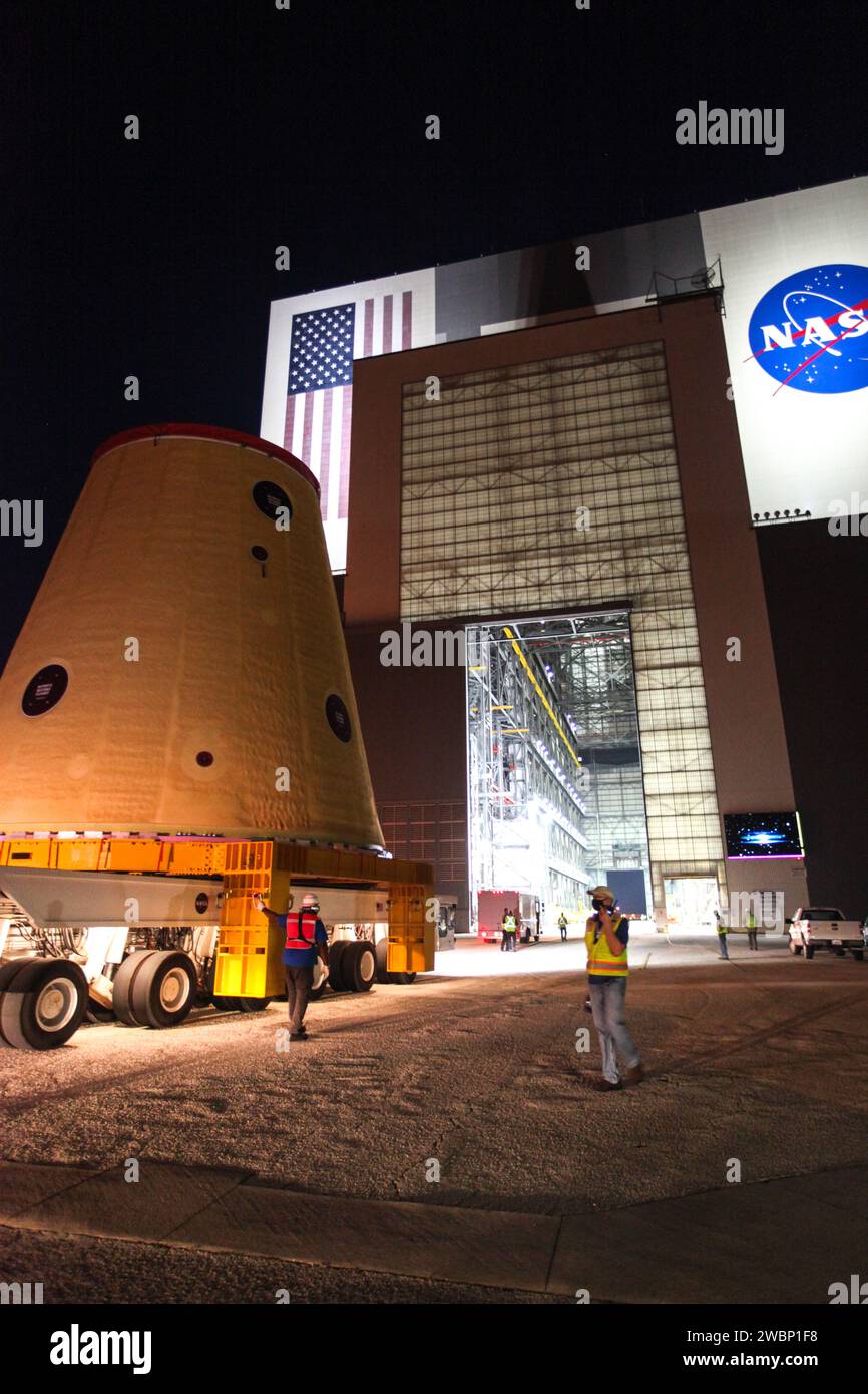 Techniker mit den Exploration Ground Systems der NASA transportieren am ...
