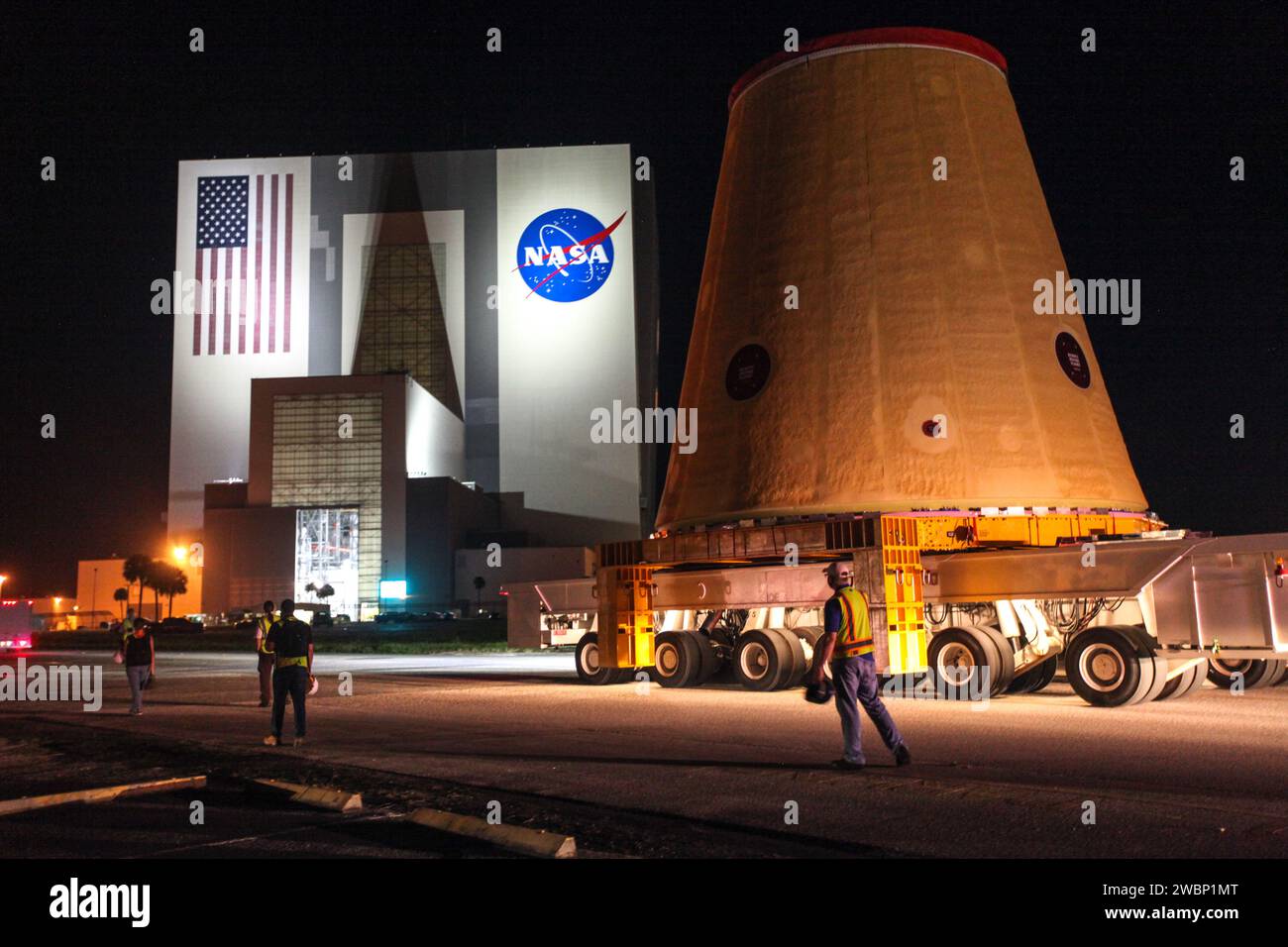 Techniker mit den Exploration Ground Systems der NASA verlegen den ...