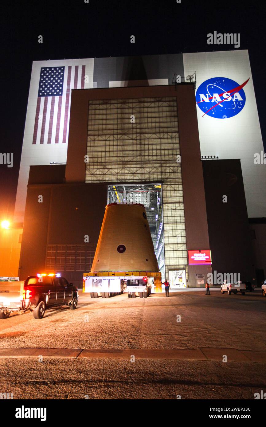Techniker mit den Exploration Ground Systems der NASA transportieren am ...